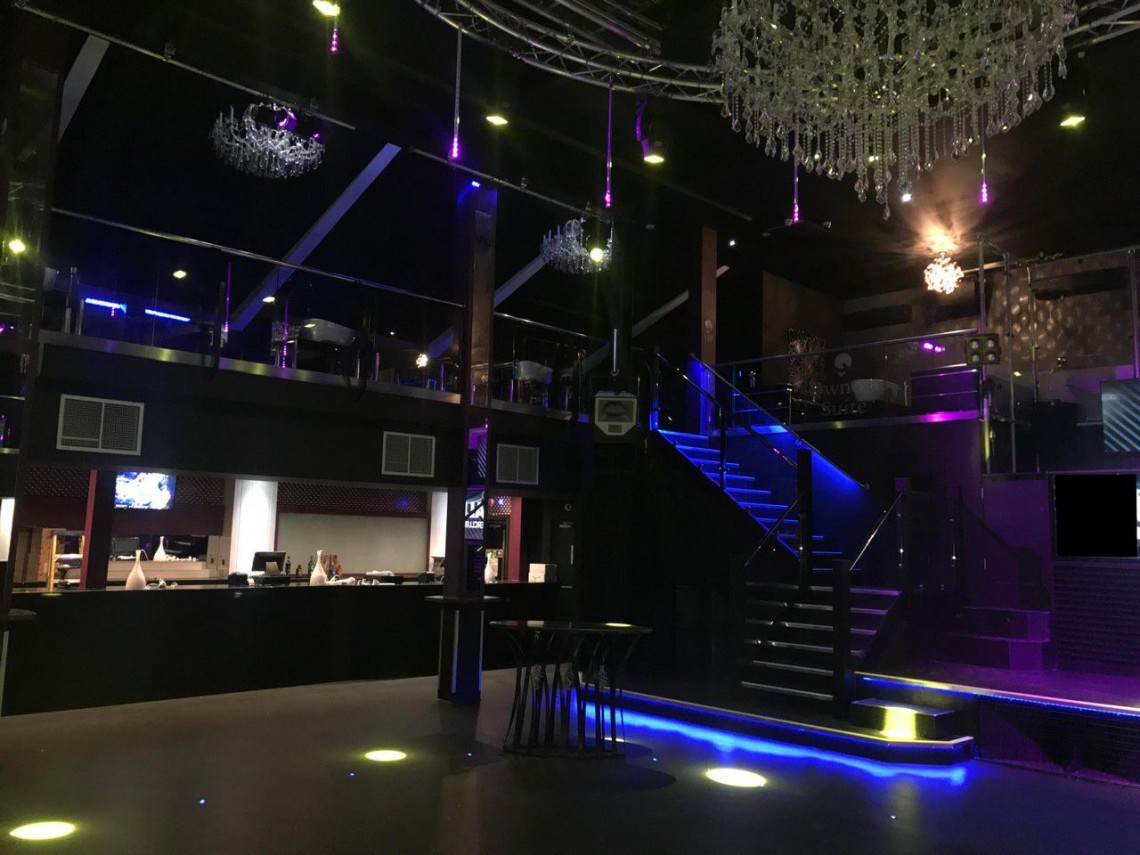 Large Nightclub With High Ceilings Available For Filming