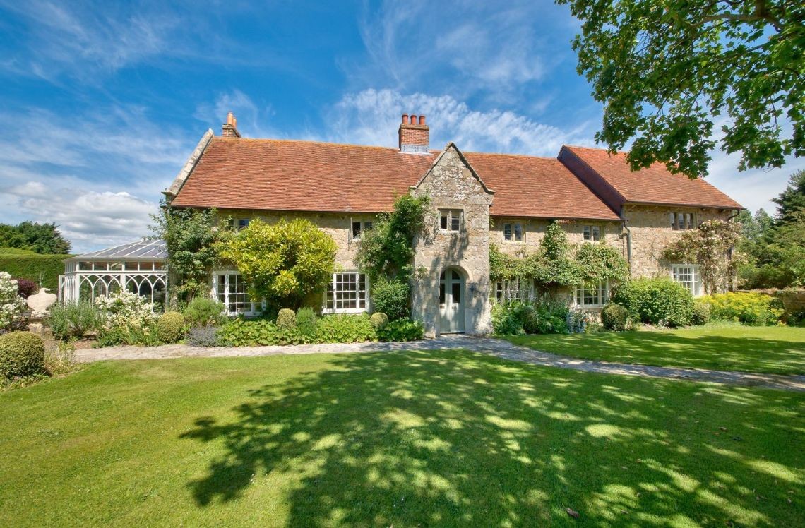 Manor House With Beautiful Exterior For Filming